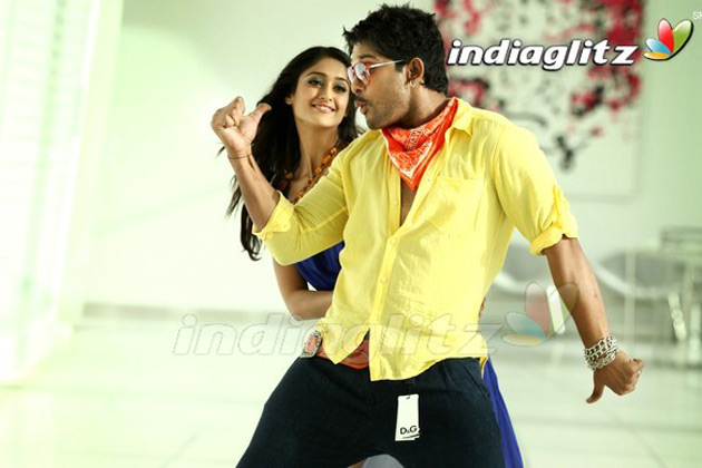 First Look: Ileana D'Cruz sizzles in Telugu film 'Julayi'