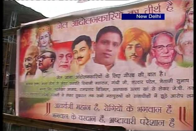 Balkrishna's picture with freedom fighters at Ramlila - News18