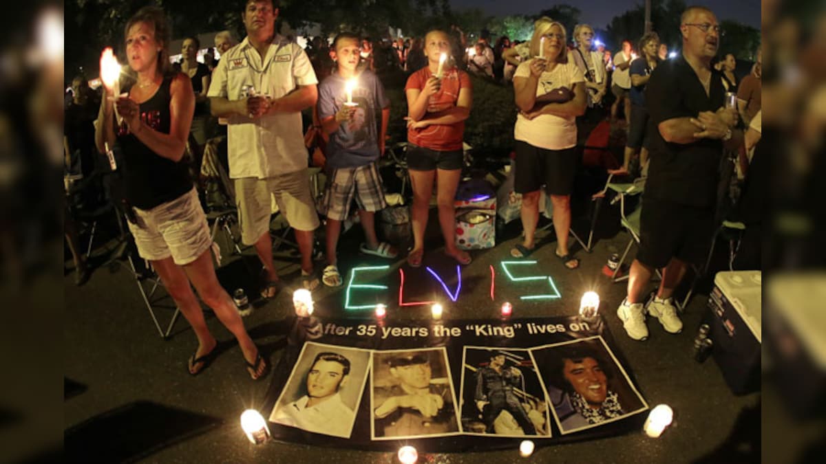 Thousands mark Elvis' death, get surprise visit - News18