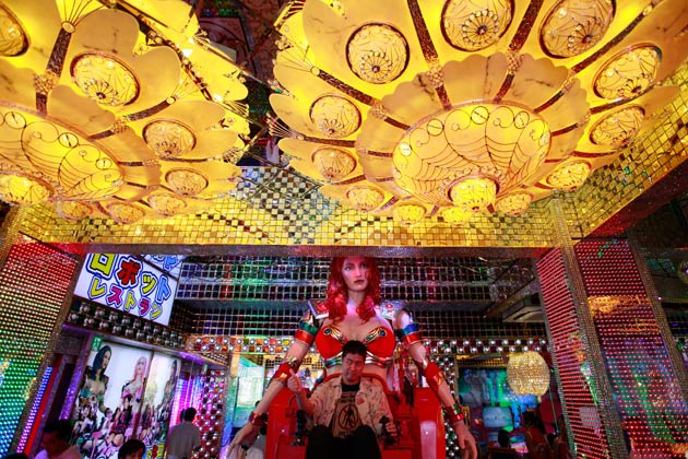 In Tokyo's 'Robot Restaurant', massive female robots wink and wave - News18