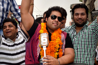 StarGaze: 'Indian Idol 6' winner Vipul Mehta returns home & more