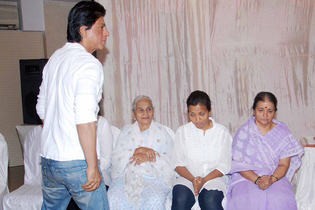 Shah Rukh Khan at the prayer meeting of Ravindra Indulkar