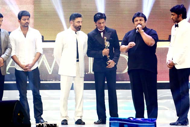 7th Vijay awards: Shah Rukh Khan receives his Chevalier Sivaji trophy ...