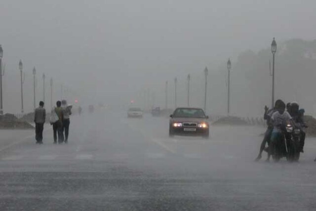 Heavy rains, waterlogging in Delhi leave commuters stranded during wee ... Heavy rains, waterlogging in Delhi leave commuters stranded during wee ...