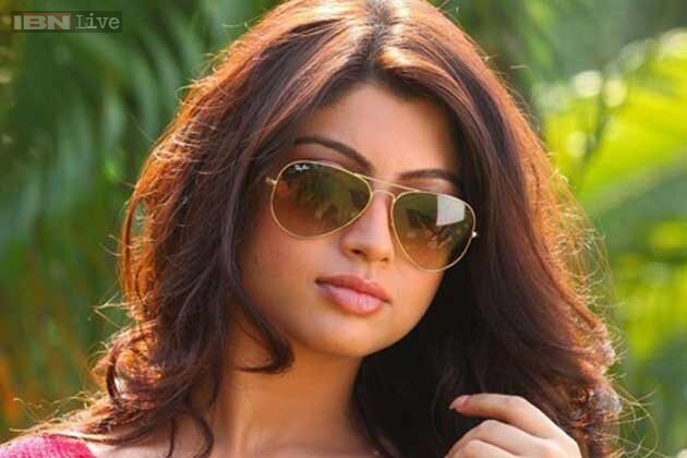 Akanksha Puri to work with Komal Kumar in 'Lodde' - News18