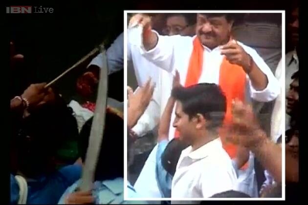 MP Minister Kailash seen distributing cash during campaigning - News18