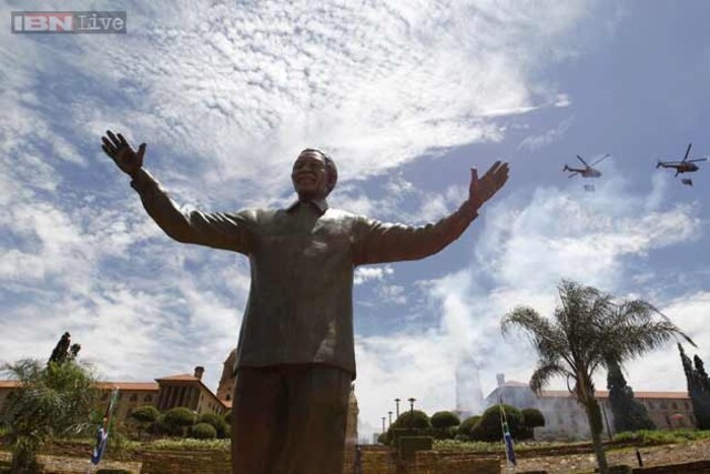 Day after burial, South Africa unveils Nelson Mandela 'unity' statue ...