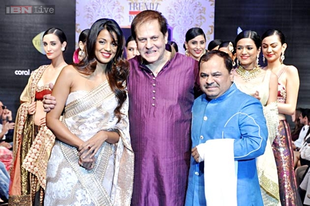 Stargaze: Farhan Akhtar performs live, Mahesh Bhatt launches new film ...