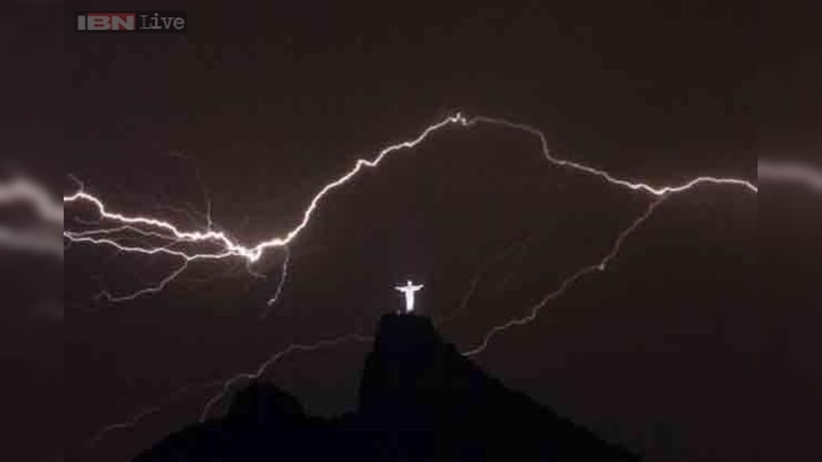 Wow: Picture of lightning over Christ the Redeemer statue in Rio ...