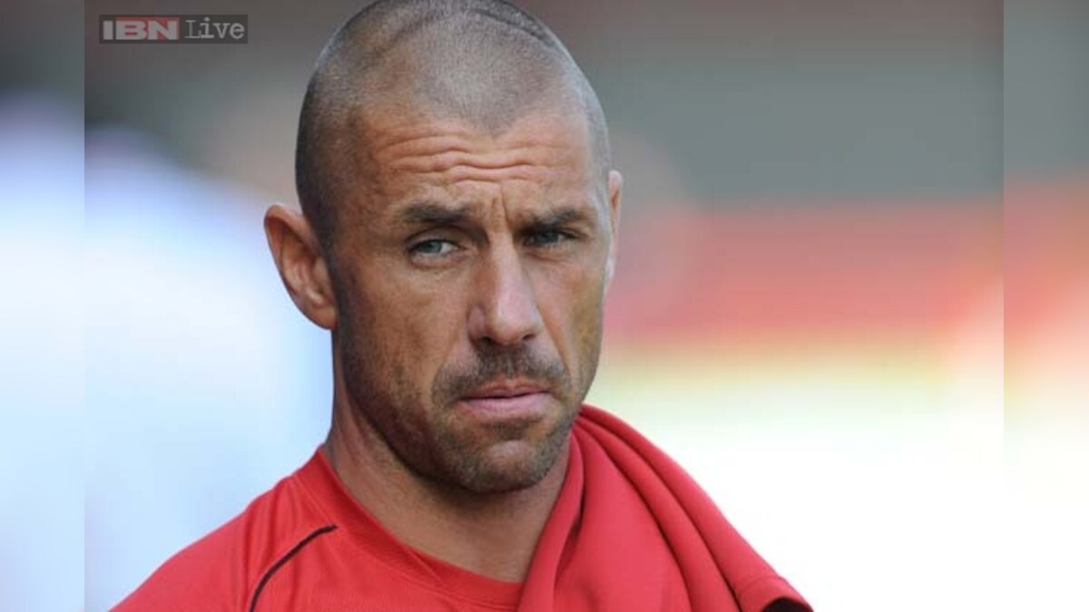 Veteran Phillips leaves Palace as Pulis seeks reinforcements