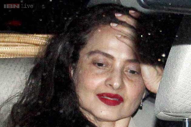 Snapshot: Finally! Rekha wears minimal make-up, looks her age in these ...