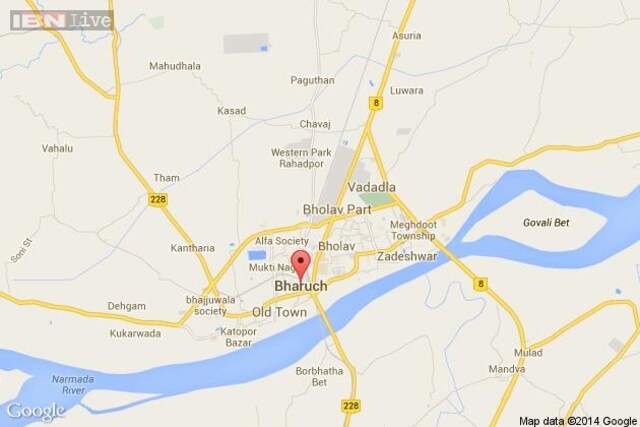 Bharuch: Traffic disrupted on highway after bridge railing falls off ...