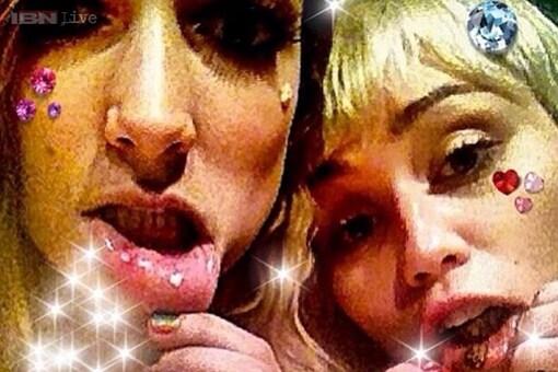 Snapshot: Miley Cyrus shows off a 'sad kitty' tattoo on inside of her ...
