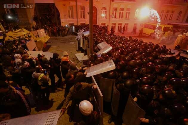 Putin builds up armor near Crimea, Russian assets plummet