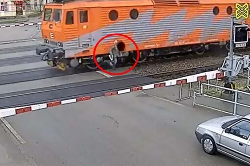 Shocking video shows train misses running down a man at a railway ...