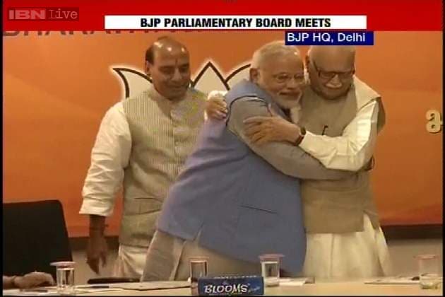 Watch: LK Advani gives a warm hug to Narendra Modi, congratulates him ...