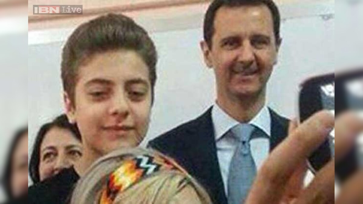 Syrian President Assad poses for a 'selfie' with his wife after voting ...