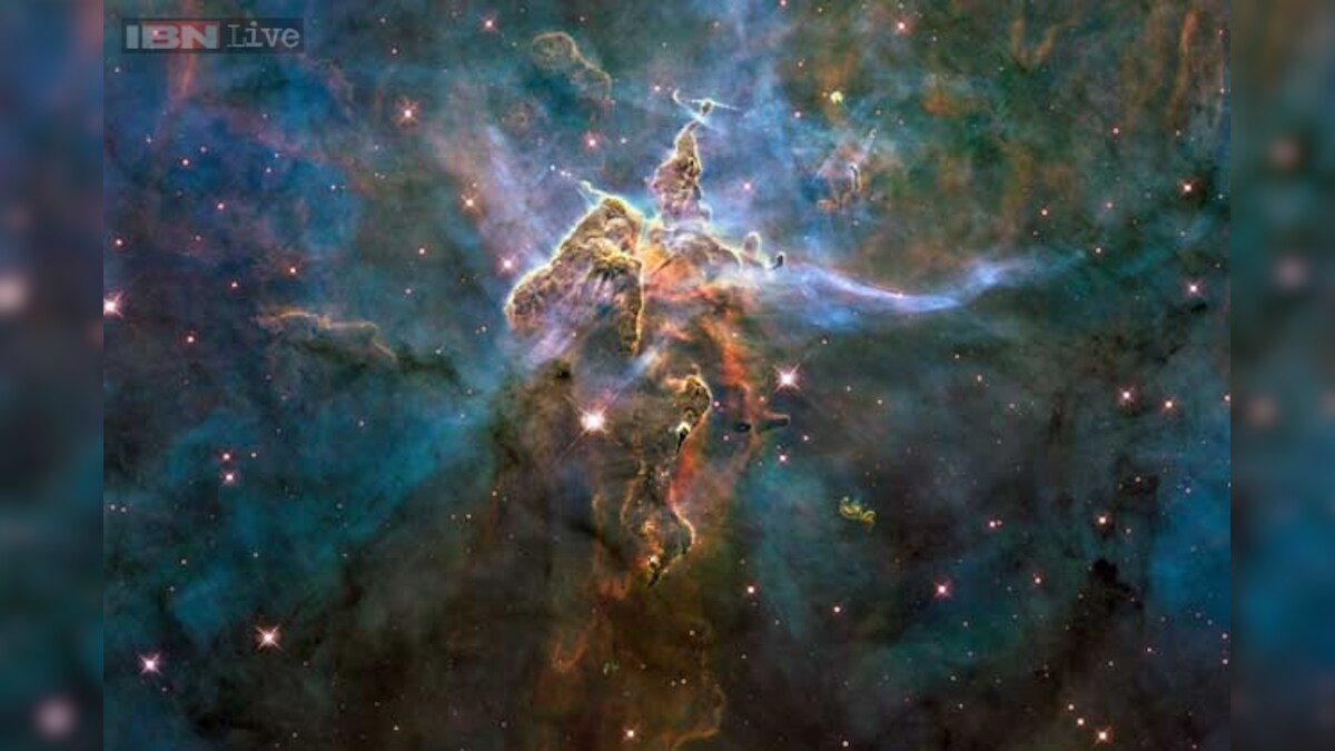 Hubble spots gigantic 'magnifying glass' galaxy