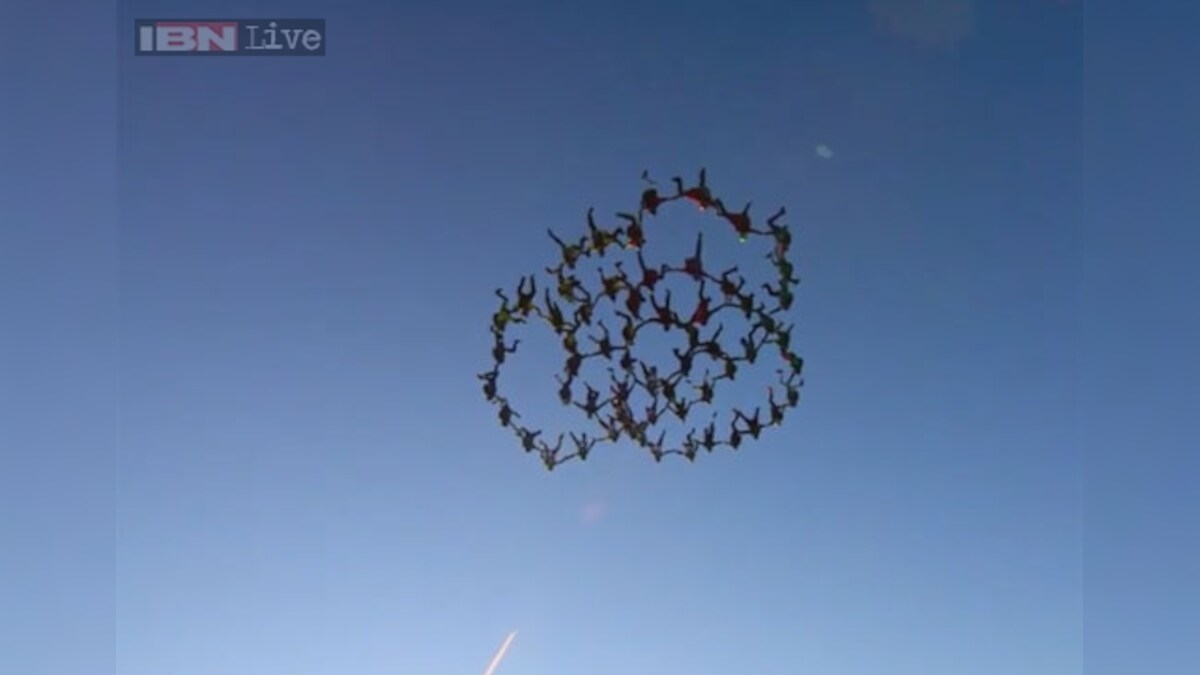 Watch: 57 skydivers formed stunning formations while falling at 180 mph ...