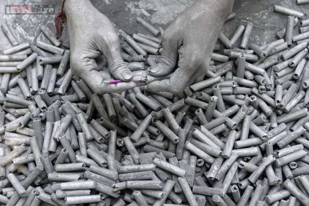 Photos: Do you know how firecrackers are made? 24 photos of labourers ...