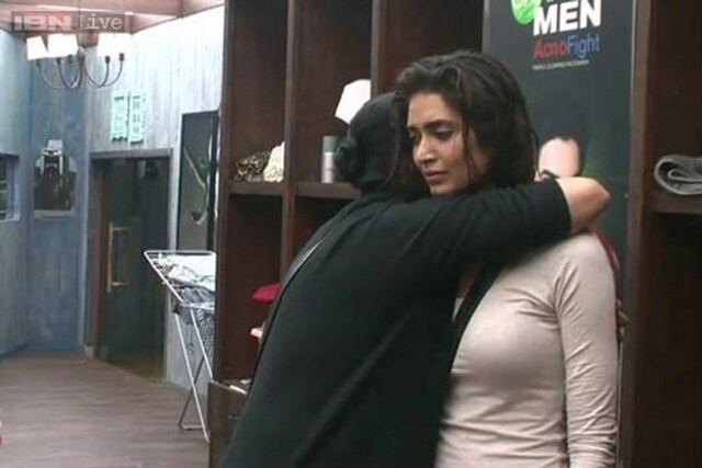 'Bigg Boss 8': Puneet Issar's wife Deepali takes a leaf out of 'Munna ...