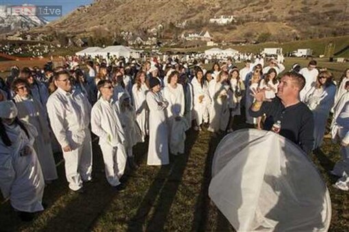 Over 1,000 people dressed as angels, wise men and religious royalty set ...