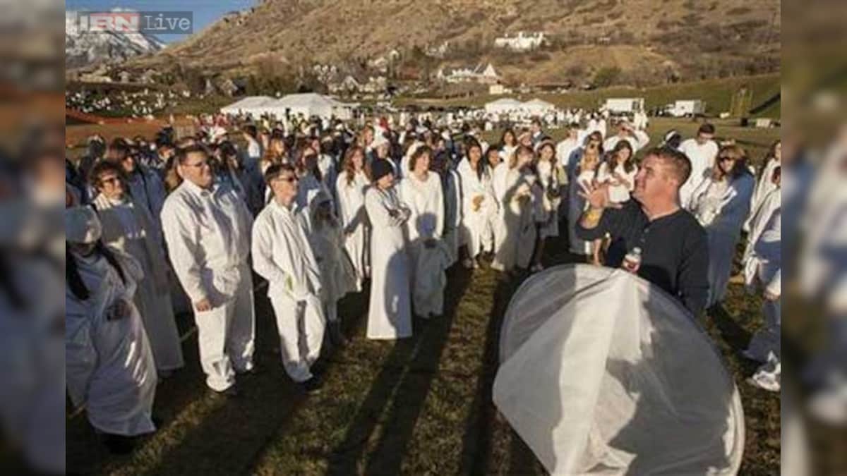 Over 1,000 people dressed as angels, wise men and religious royalty set ...