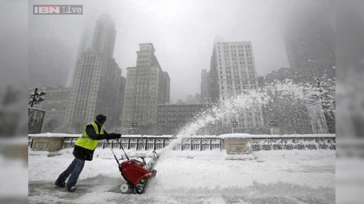 Major snowstorm hits Chicago, heads toward New England