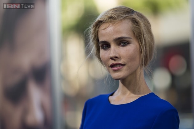 Photos: Russell Crowe, Saffron Burrows, Isabel Lucas attend 'The Water ...