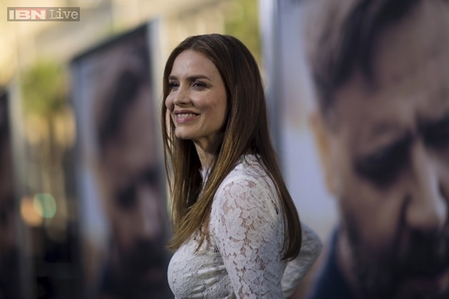 Photos: Russell Crowe, Saffron Burrows, Isabel Lucas attend 'The Water ...