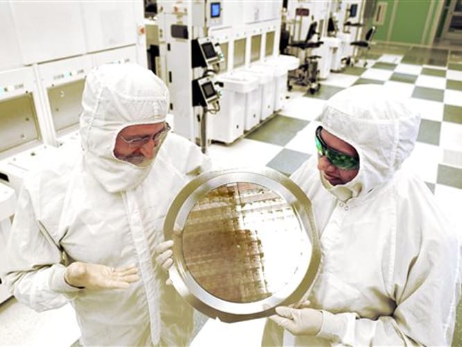 IBM builds world's first 7 nanometer computer chip that is thinner than ...