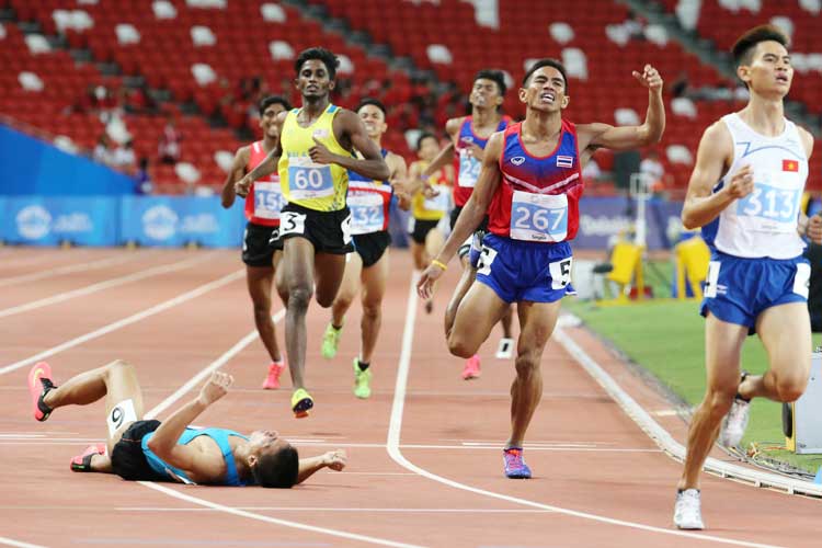 In pics: OUCH! When sportstars collide, crash and fall