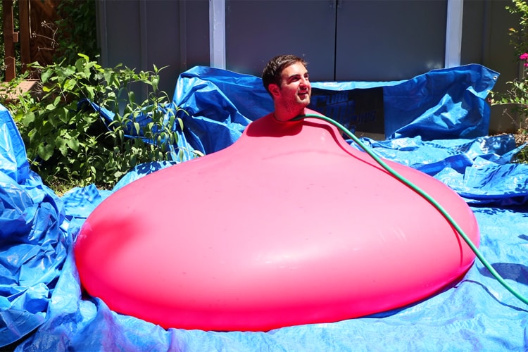 A man puts himself inside a 6 ft water-filled balloon and captures it ...