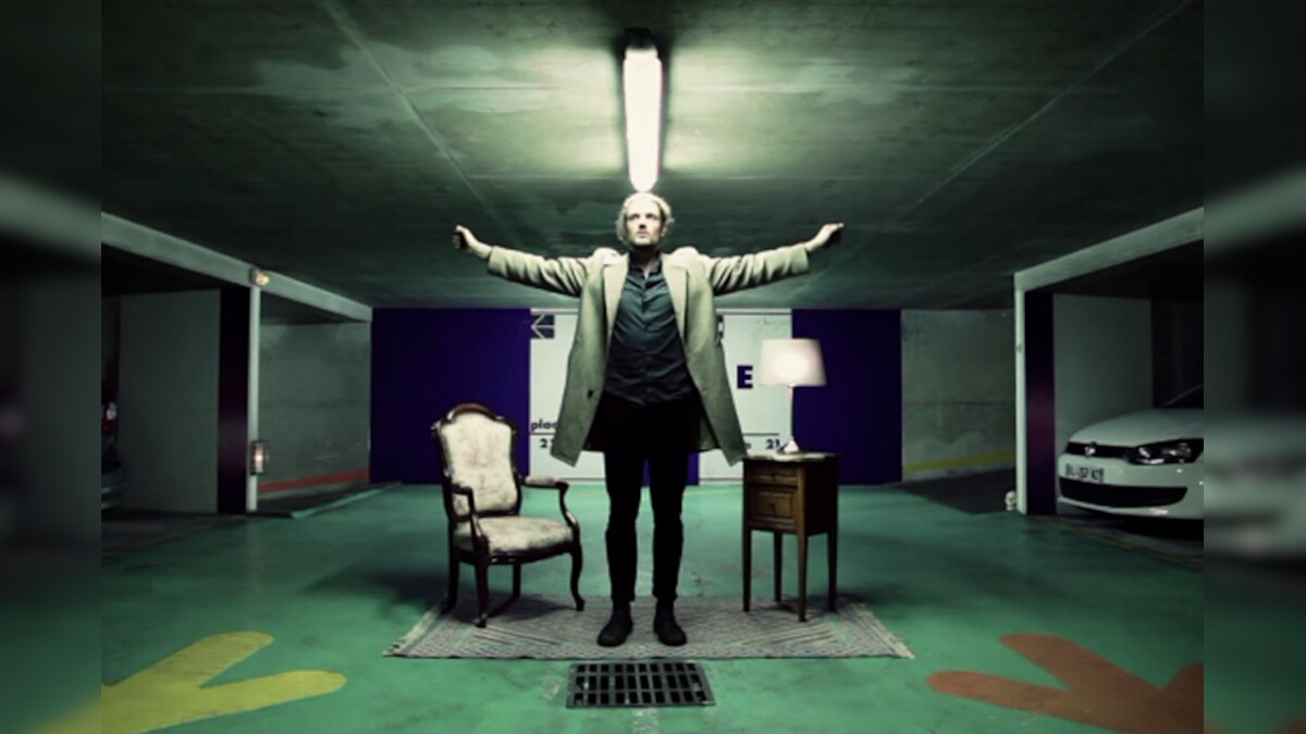 A singer demonstrates the power of echoes by singing in different settings