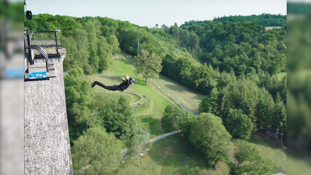 This man is able to do a bungee jump without bungee cords and only ...
