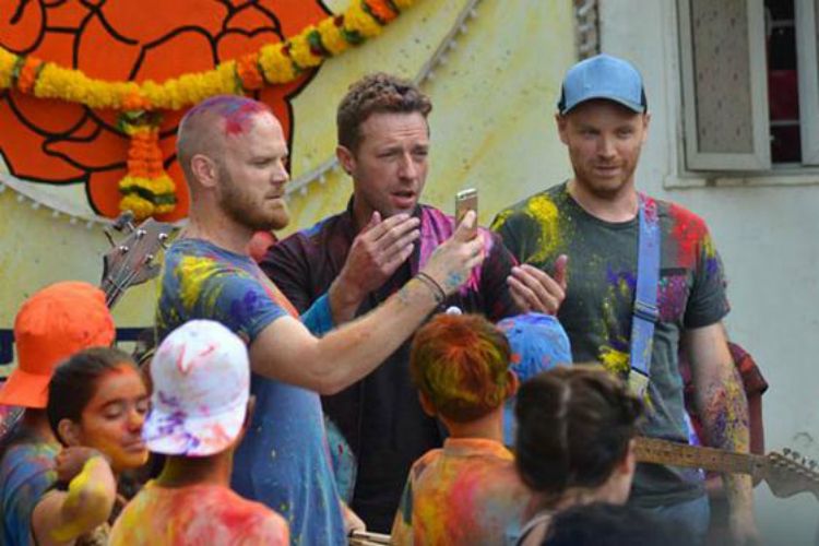 Coldplay celebrates Holi in Mumbai while filming their new music video ...