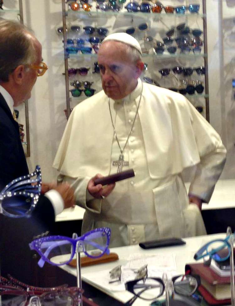 Pope makes surprise visit to Rome optician for new eyeglasses | Buzz ...