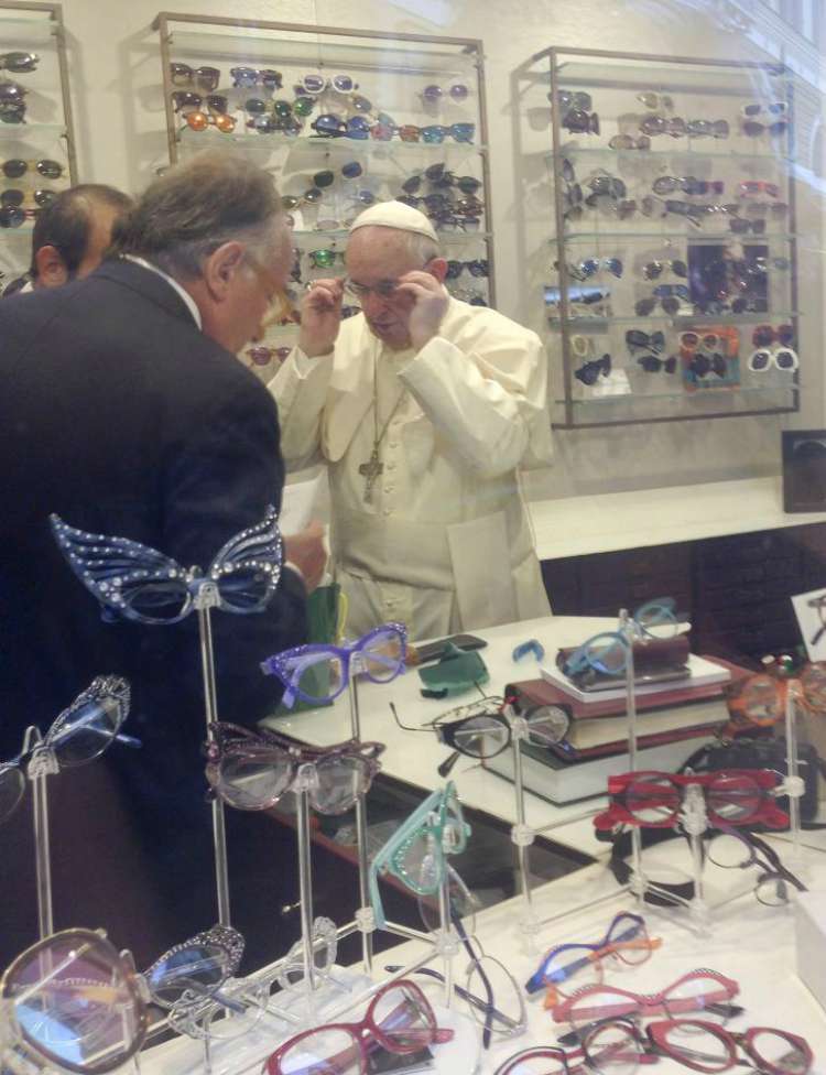 Pope makes surprise visit to Rome optician for new eyeglasses | Buzz ...