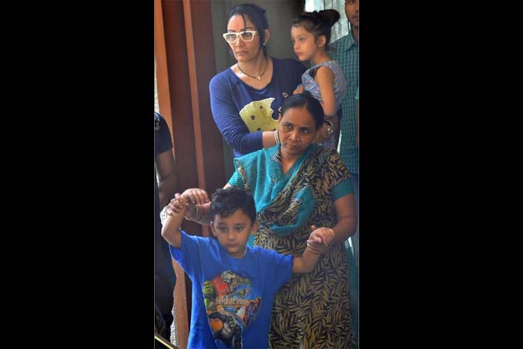 StarGaze: Sanjay Dutt leaves for Yerwada Jail; Akshay Kumar and Amy ...