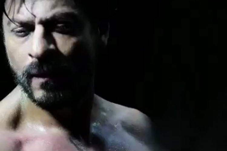 Shah Rukh Khan looks hotter than ever as he goes shirtless for a recent ...