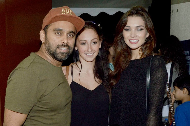 StarGaze: SRK plays badminton on ‘Dilwale’ sets; Shahid-Alia promote ...