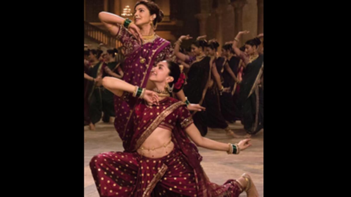 Deepika Padukone, Priyanka Chopra look extremely graceful in 'Pinga ...