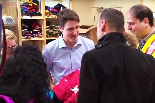 Video Of Canadas Pm Justin Trudeau Welcoming Syrian Refugees To His Country Gives Us Hope For A