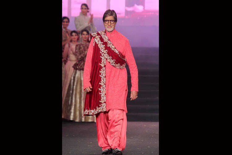Amitabh Bachchan turns showstopper for Vikram Phadnis' 25th anniversary ...