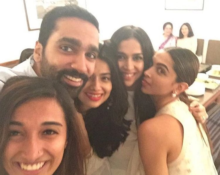 Snapshot: Deepika Padukone, Ranveer Singh's adorable picture with a kid ...