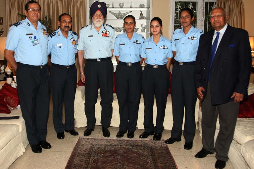 Air Force Marshall Arjan Singh Felicitates Newly-Commissioned Women Pilots