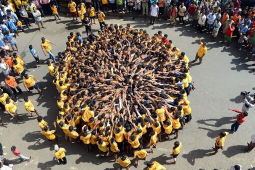 Dahi Handi: Some Use Ladders and MNS Openly Flouts SC Order - News18
