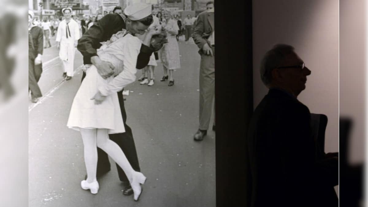 Nurse Kissed in Iconic World War II Photo Dies - News18