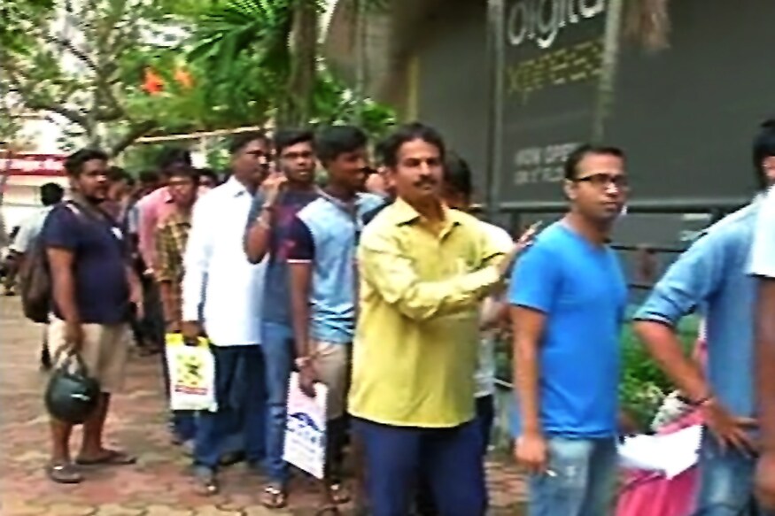 Reliance Jio 4G Launch: Long Queues on Day 1; Fast Data is Showstopper