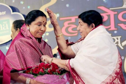 Lata Mangeshkar Gives Blessings to Sister Asha Bhosle on Birthday